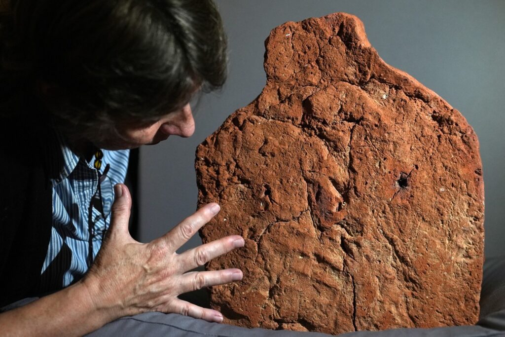 Rare And Exciting 4000 Year Old Handprint Found On Egyptian Clay Model ...